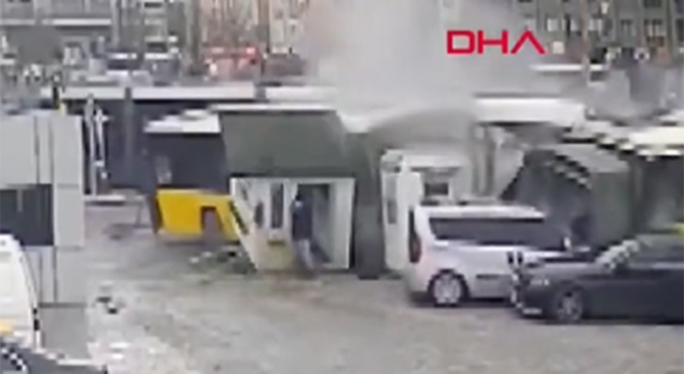 19 povrijeđenih u sudaru tramvaja i autobusa, objavljen snimak trenutka ... 19 povrijeđenih u sudaru tramvaja i autobusa, objavljen snimak trenutka ...